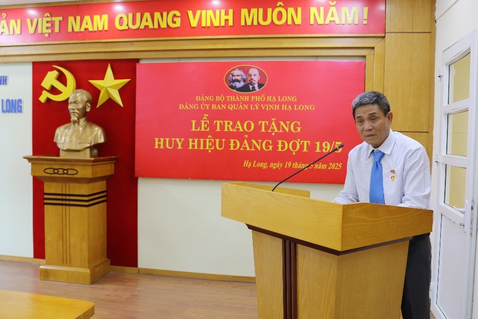 Đảng uỷ Ban Quản lý vịnh Hạ Long trao tặng huy hiệu Đảng đợt 19/5